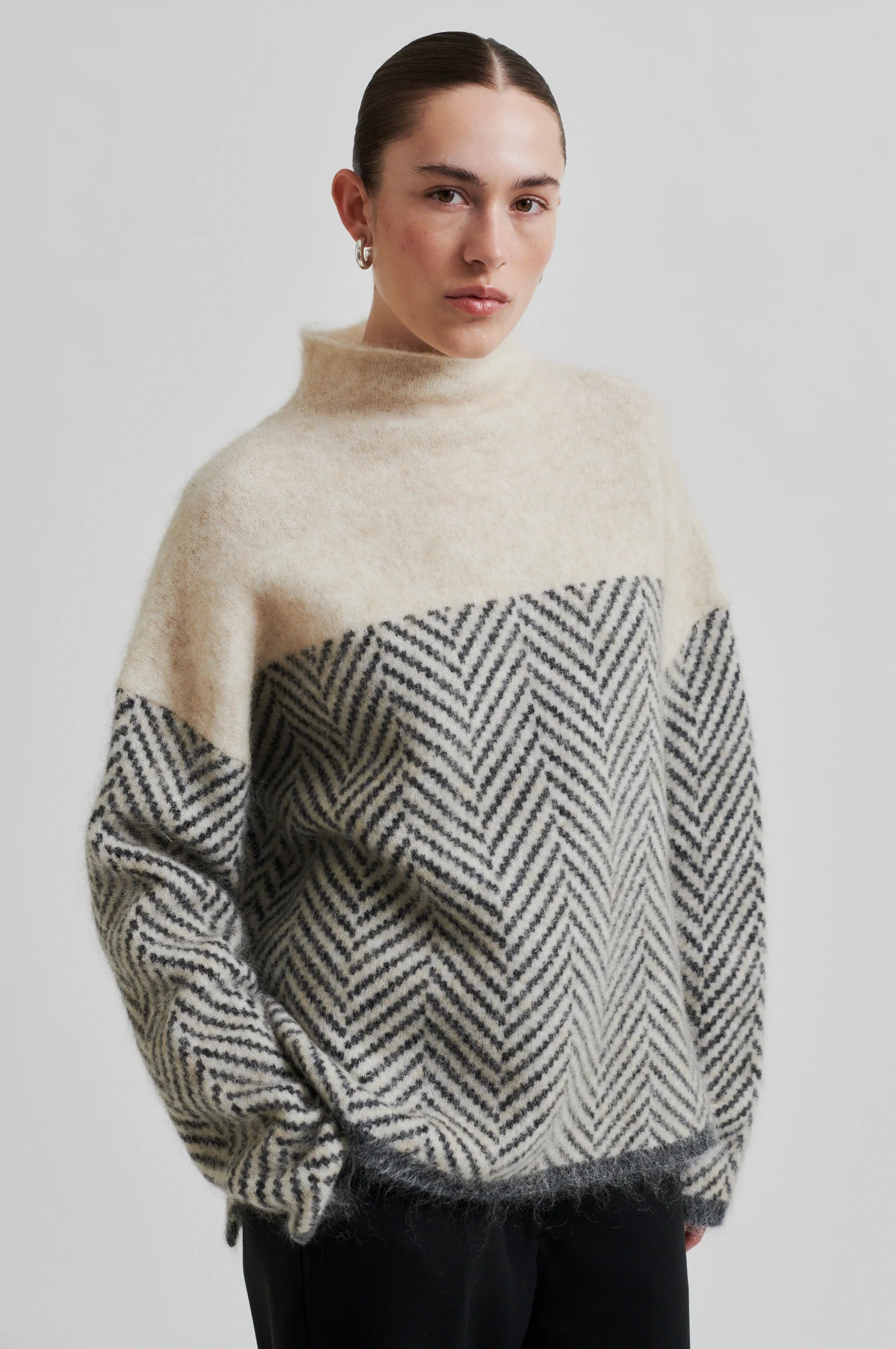 Herrin Knit T-Neck Volcanic Ash – hvit tråd