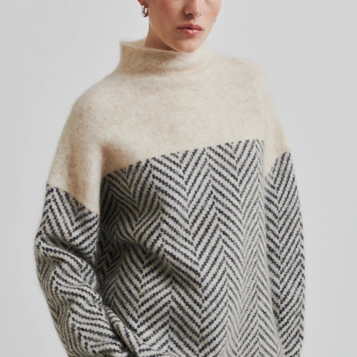 Herrin Knit T-Neck Volcanic Ash – hvit tråd