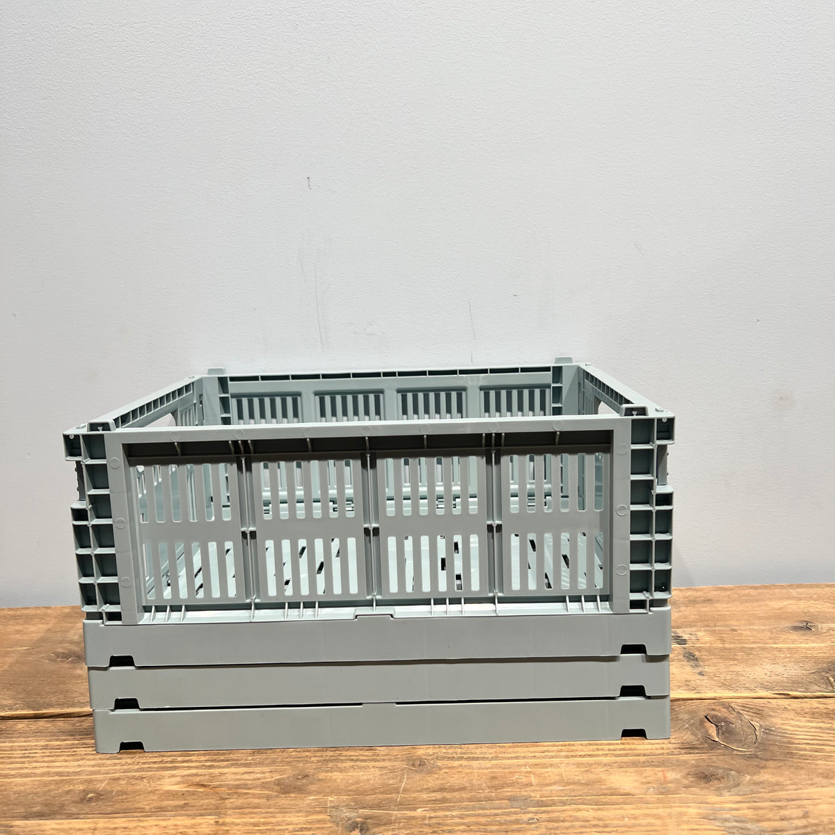 Colour Crate Medium Dusty Blue – hvit tråd