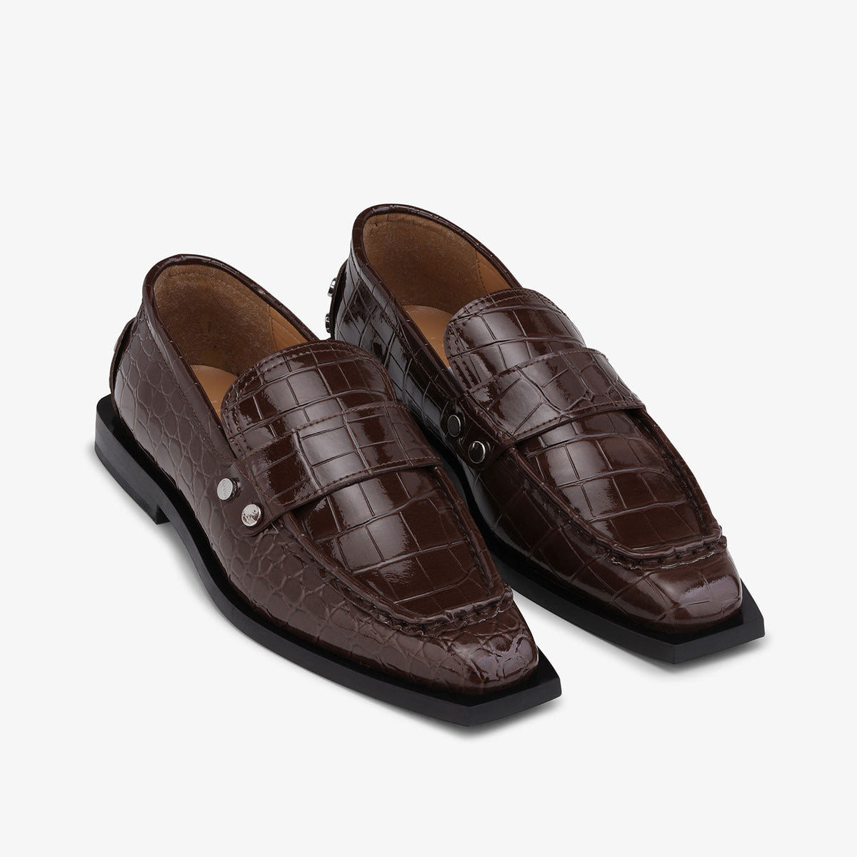 Studs Square Toe Loafer Shiny Croco Chocolate Fondant – hvit tråd